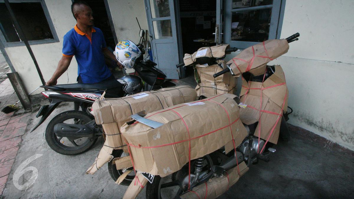 Foto Ramadan: Jasa Paket Motor Tetap Jadi Pilihan