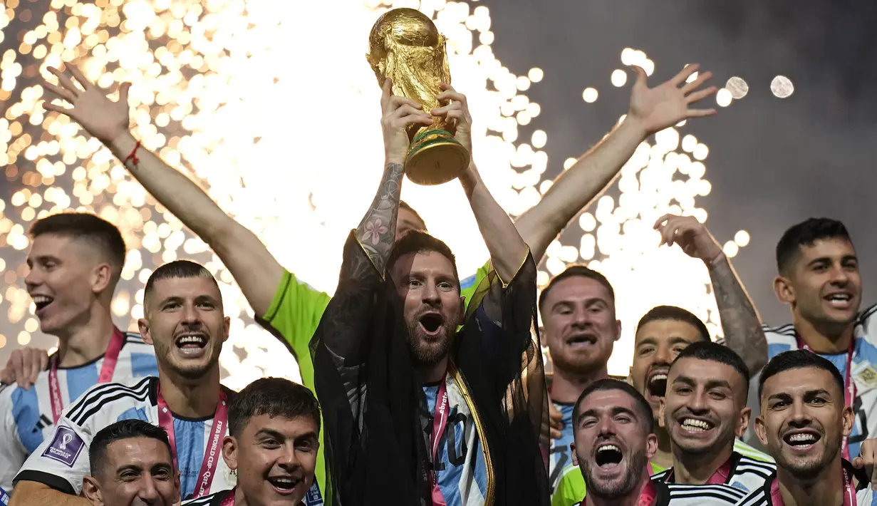 Foto: Syukron Qatar, Lionel Messi Sah Angkat Trofi Piala Dunia - Piala ...