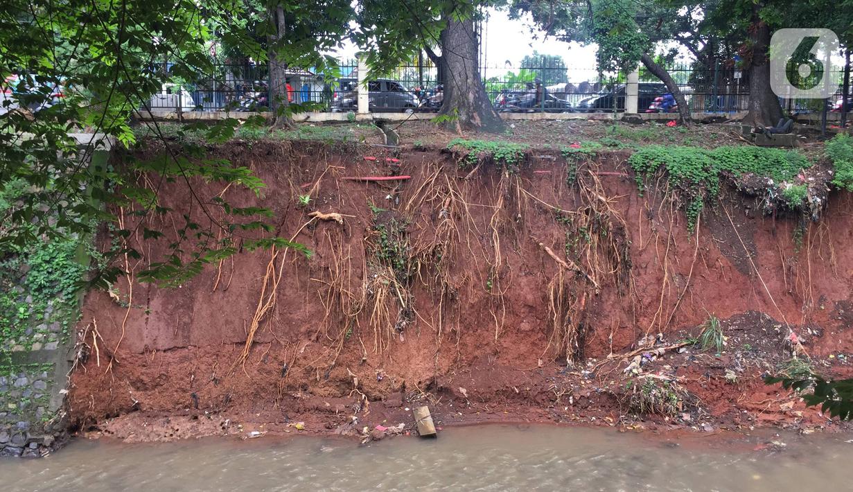 FOTO: Jalan Raya Bogor Berpotensi Longsor Akibat Banjir - Foto Liputan6.com