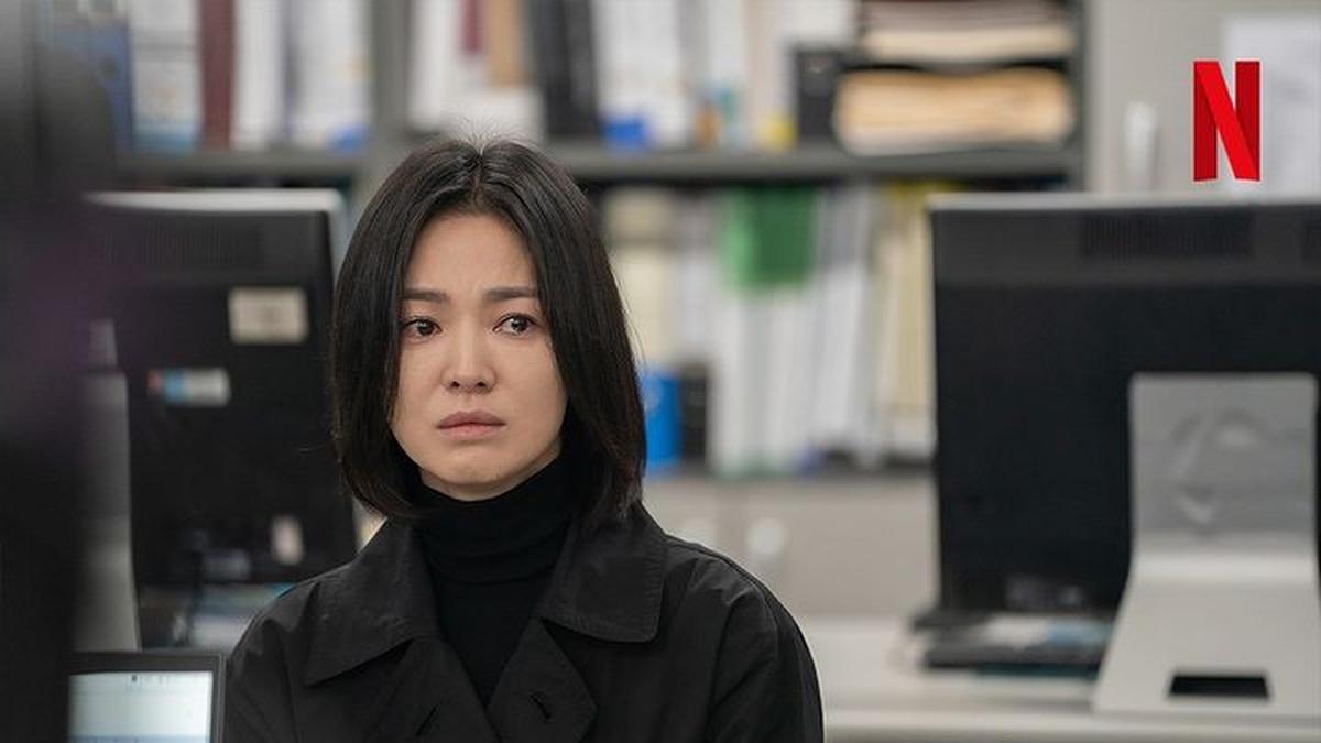 6 Gaya Fashion Femme Fatale Minimalis Kece Moon Dong Eun di The Glory ...