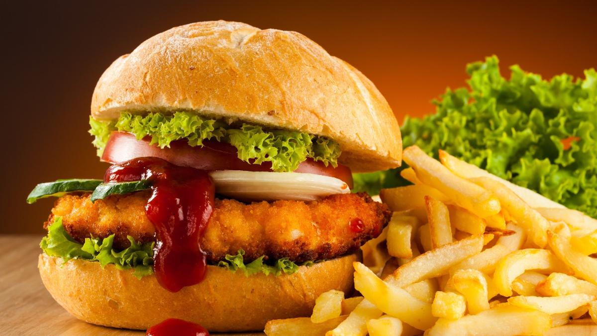 Inspirasi Resep Burger Ayam Crispy Keju untuk Hiasi Akhir Pekan