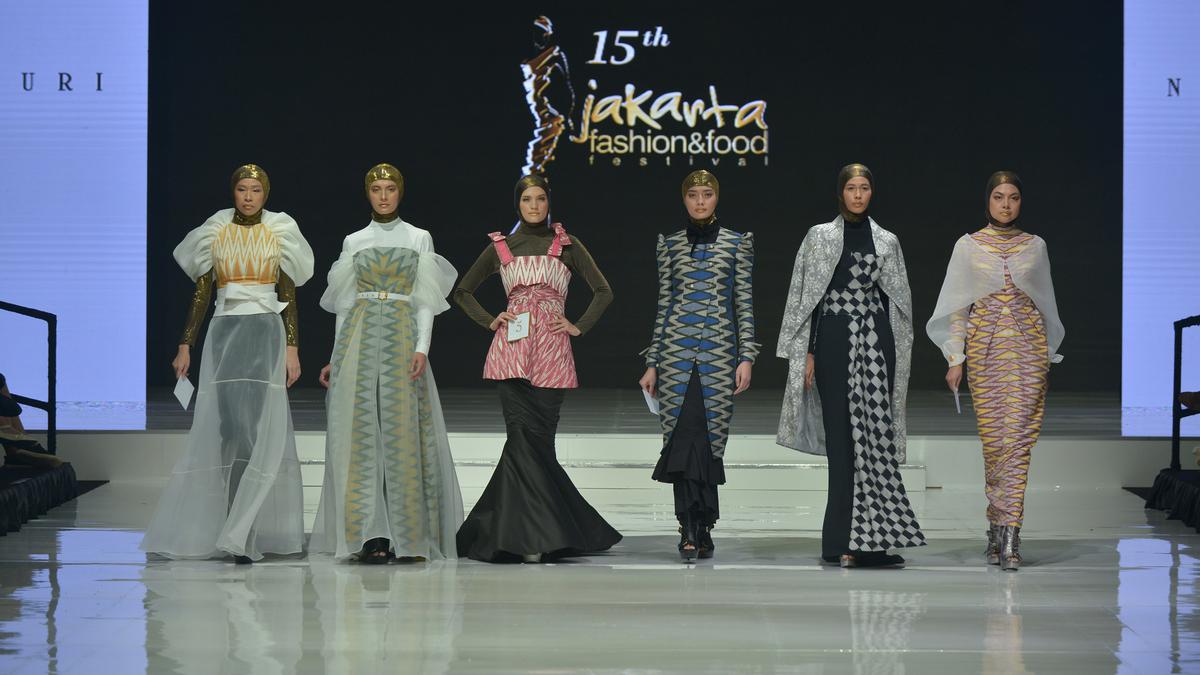 6 Desainer Hadirkan Nuansa Indonesia dalam Karya Mereka - Fashion ...