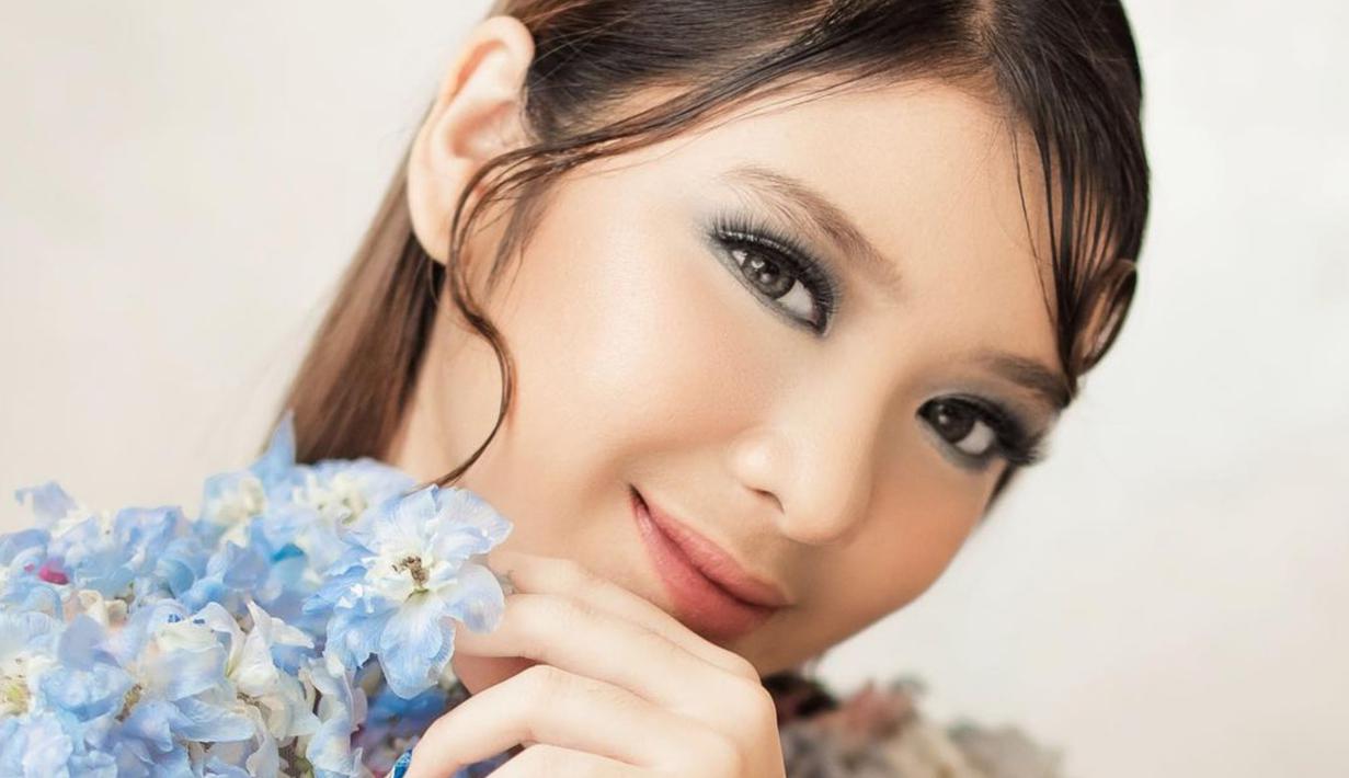 FOTO: Pesona Tiara Andini saat Pemotretan Bertabur Bunga - Foto ...