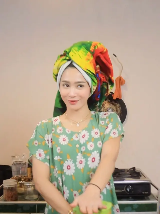Jadi Emak-Emak, Ini 7 Potret Bunga Zainal Tampil Daster yang Tuai Sorotan - Hot Liputan6.com