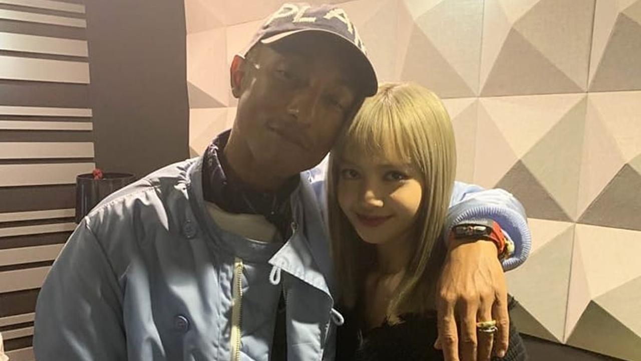 Gaya Kasual Lisa BLACKPINK Saat Dirangkul Pharrell Williams