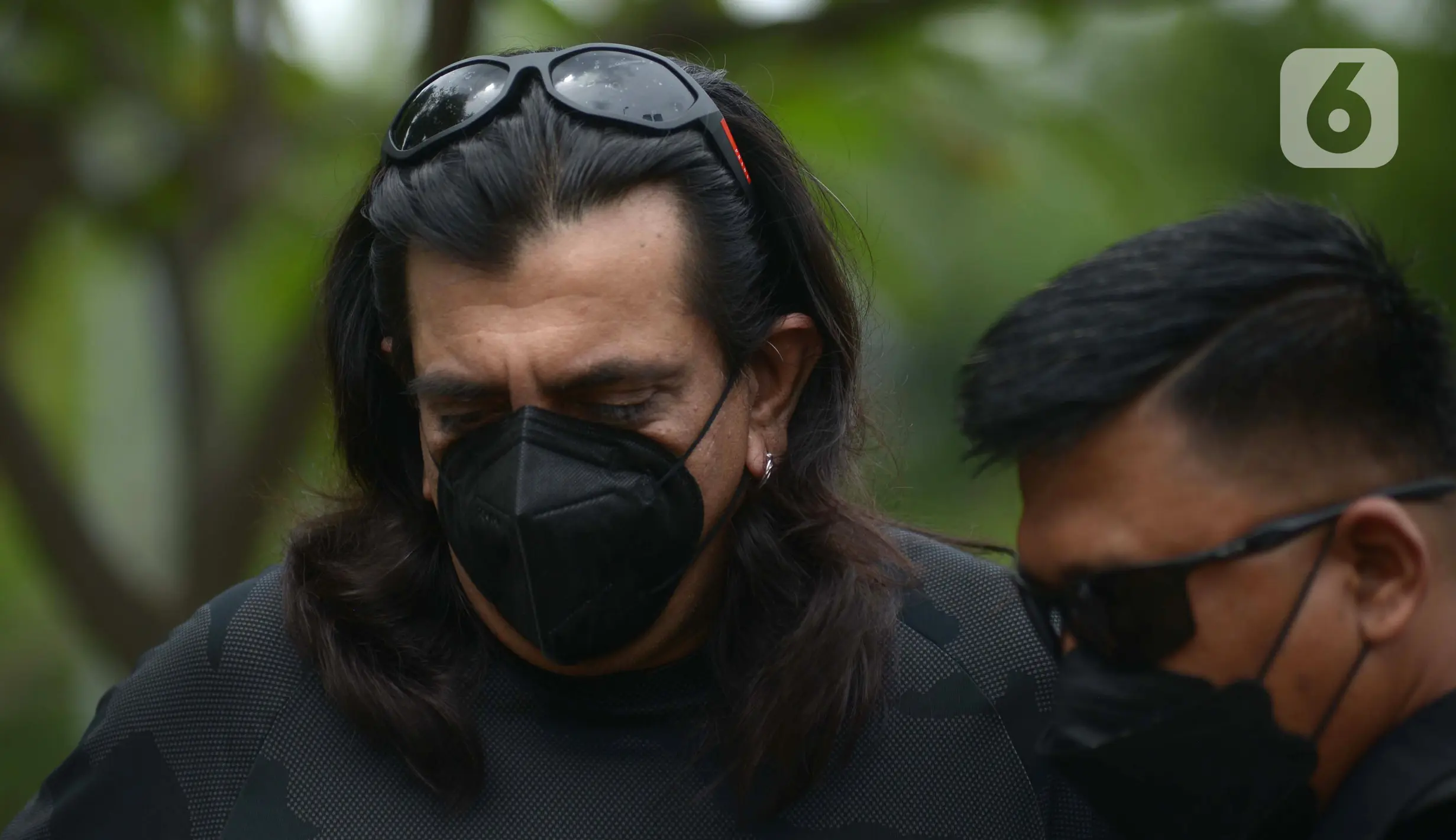 Duka Adam Jagwani di Pemakaman Mak Nyak Si Doel - Foto Liputan6.com