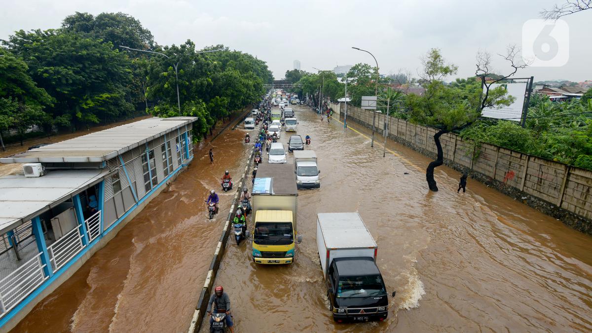 FOTO: Banjir Bikin Macet Jalan Perintis Kemerdekaan - Foto Liputan6.com