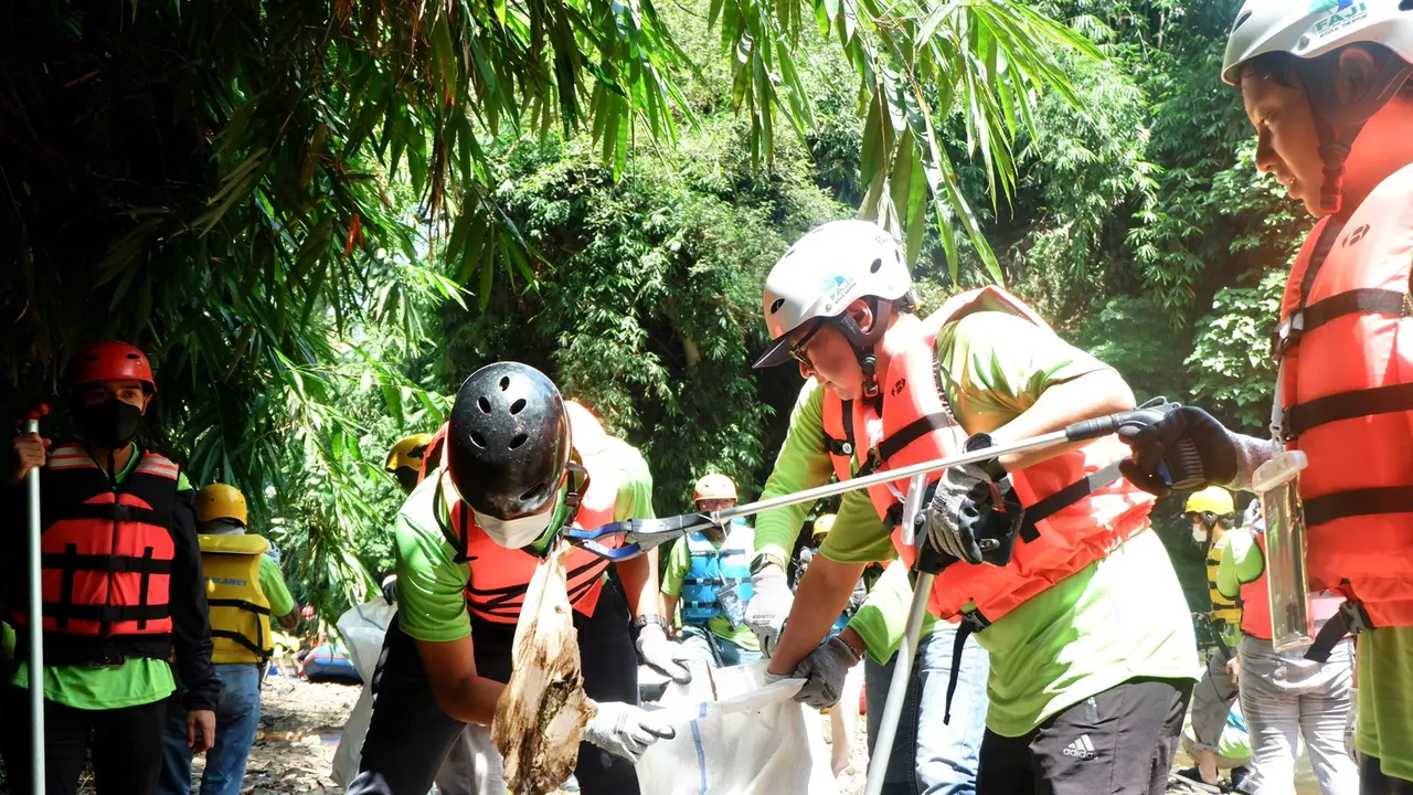 Aksi Susur Sungai dan Gerakan Bersih Sungai Ciliwung PHR – KLHK - Bisnis Liputan6.com