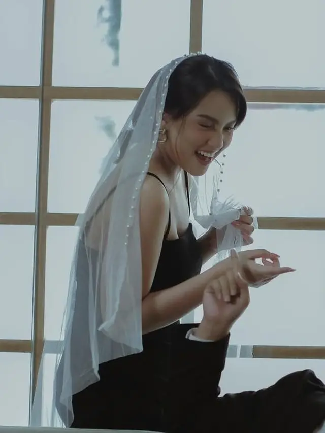 6 Potret Prewedding Dustin Tiffani dan Ditha yang Seru, Segera Menikah - Hot Liputan6.com