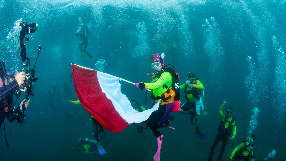 Pengibaran Bendera di Dasar Teluk Manado Masuk Rekor Dunia