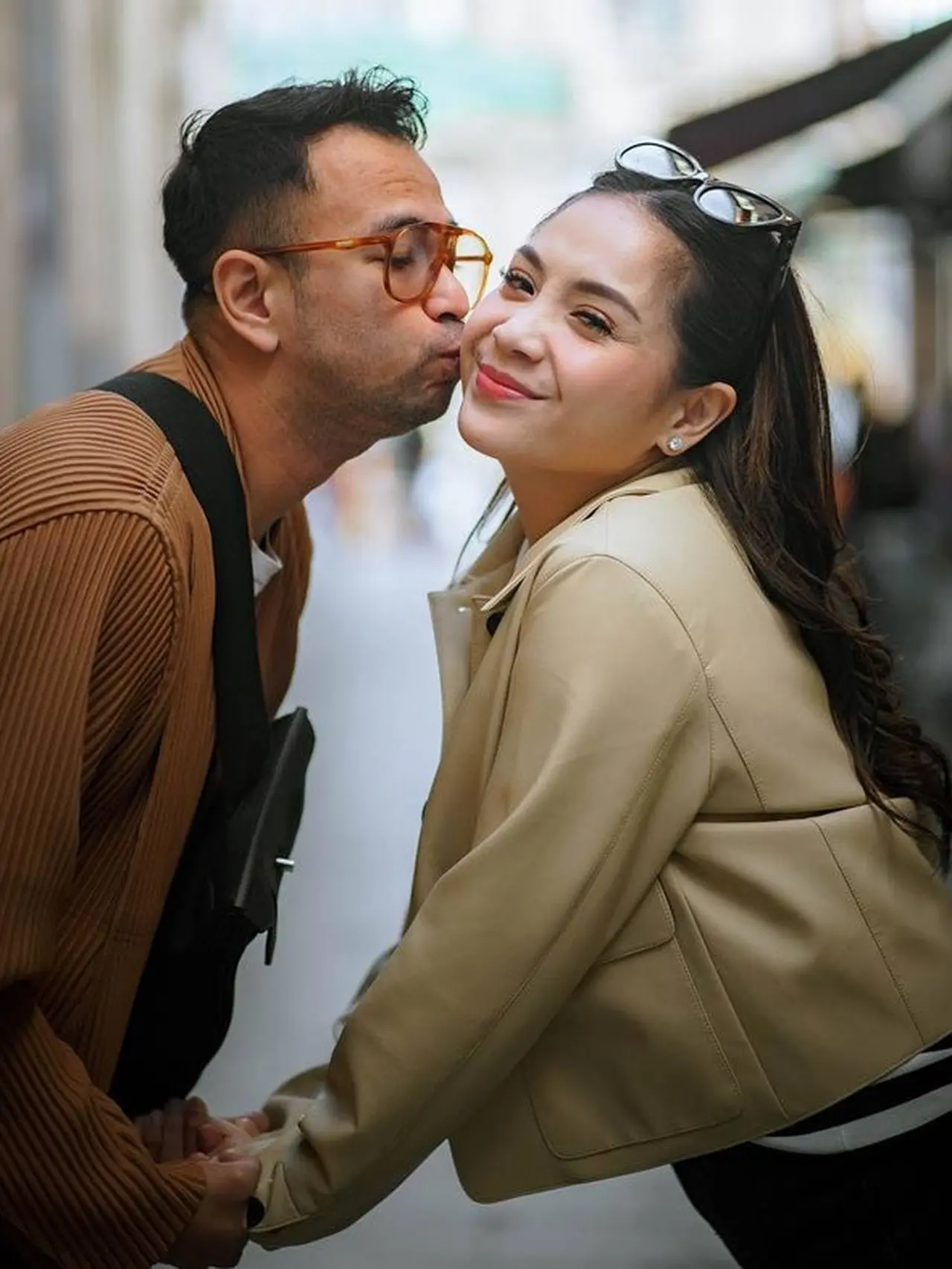 Cium Mesra, Ini 6 Potret Romantis Raffi Ahmad dan Nagita Slavina di Madrid - Entertainment ...