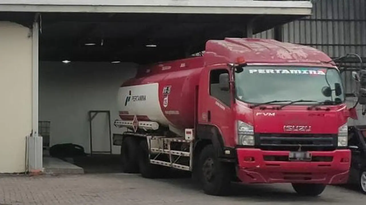 Polisi Bongkar Kasus ‘Kencing’ Mobil Tangki BBM Bersubsidi di Bitung - Regional Liputan6.com