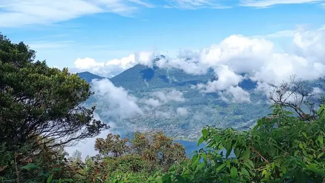 6 Fakta Menarik Gunung Catur yang Memiliki Puncak Kaldera Tertinggi di ...