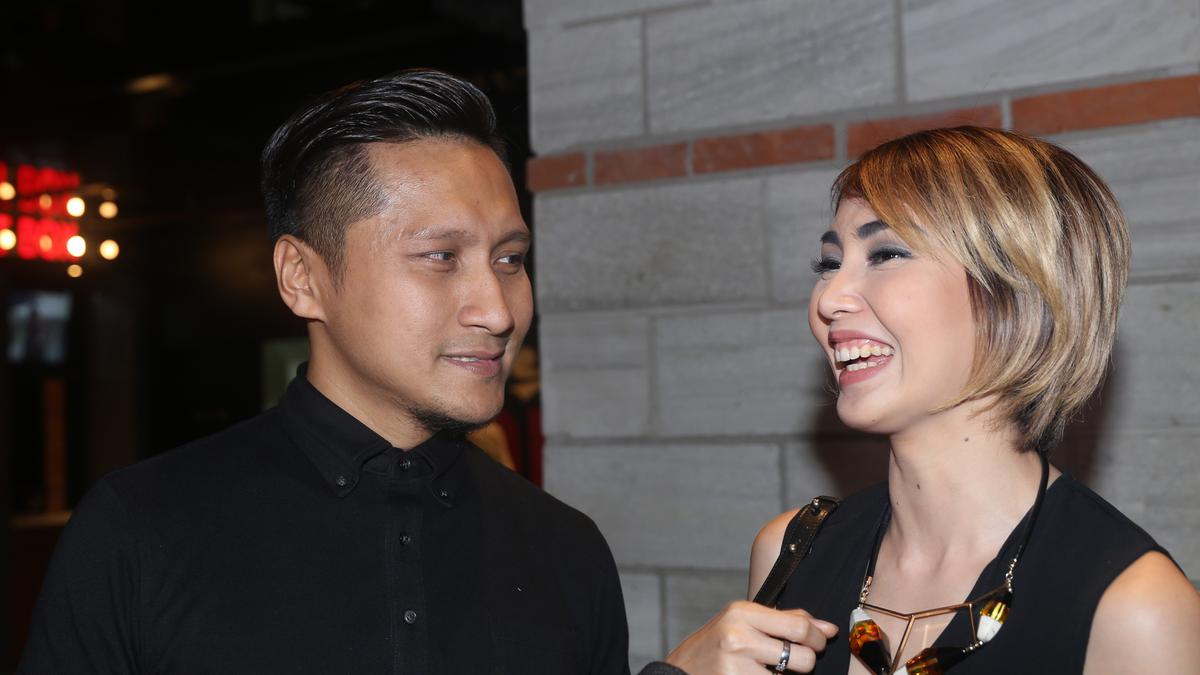 Arie Untung Persembahkan Puluhan Karangan Bunga untuk Istri