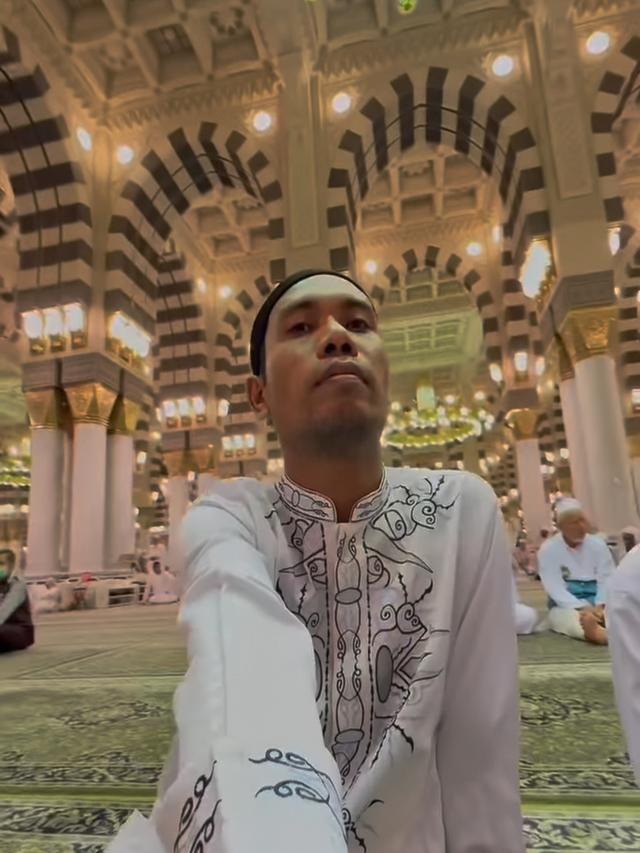 Sempat Sepi Job, Ini 7 Momen Udin Sedunia Bisa Umroh Bareng Keluarga