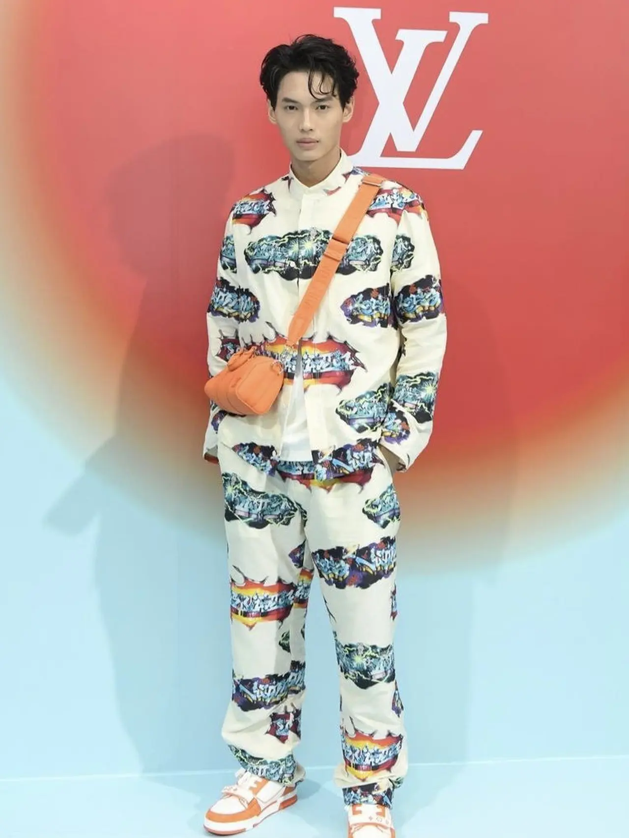 Tampilan Win Metawin Aktor Populer Thailand di Fashion Show Louis ...