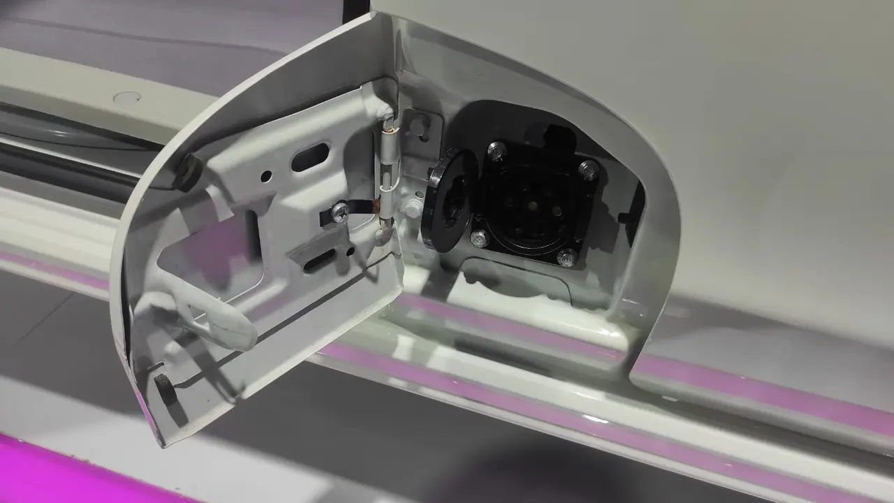 Galeri Foto Mobil Listrik Esemka Bima EV di IIMS 2023 - Otomotif ...