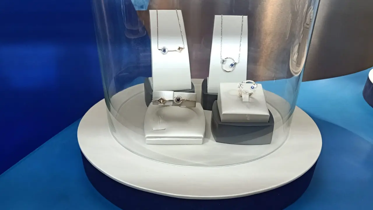 Nicholas Saputra Perdana Jadi Desainer Perhiasan, Rancang Bros Pria ...