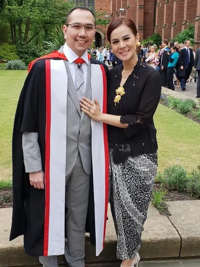 6 Potret Suami Astrid Tiar yang Jarang Tersorot, Berprofesi Dokter dan Dosen - Hot Liputan6.com