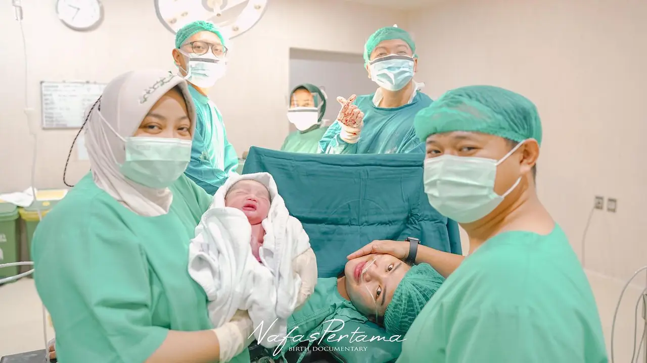 Ditemani Dewi Perssik, Ini 7 Momen Rosa Meldianti Lahirkan Anak Pertama ...