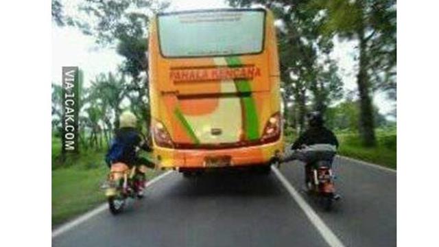 6 Aksi Orang Dorong Kendaraan di Jalan Raya Ini Bikin Geleng Kepala ...