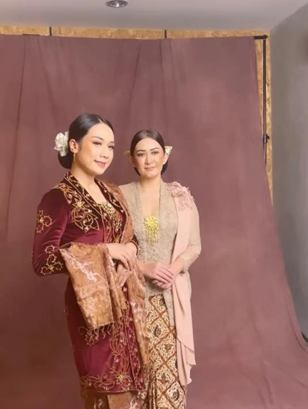 6 Pesona Nafa Urbach dan Puput Nastiti Devi Istri Ahok Pemotretan Bareng Pakai Kebaya - Photo ...