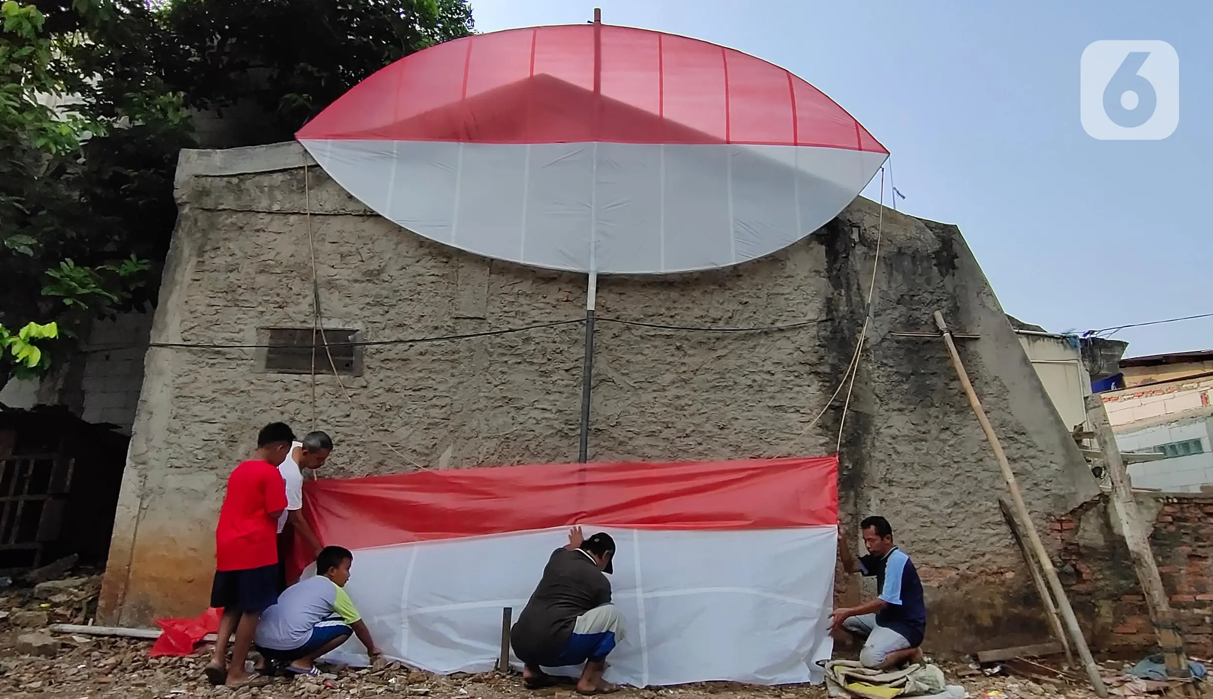 FOTO: Melihat Pembuatan Layang-Layang Merah Putih Setinggi 6 Meter ...