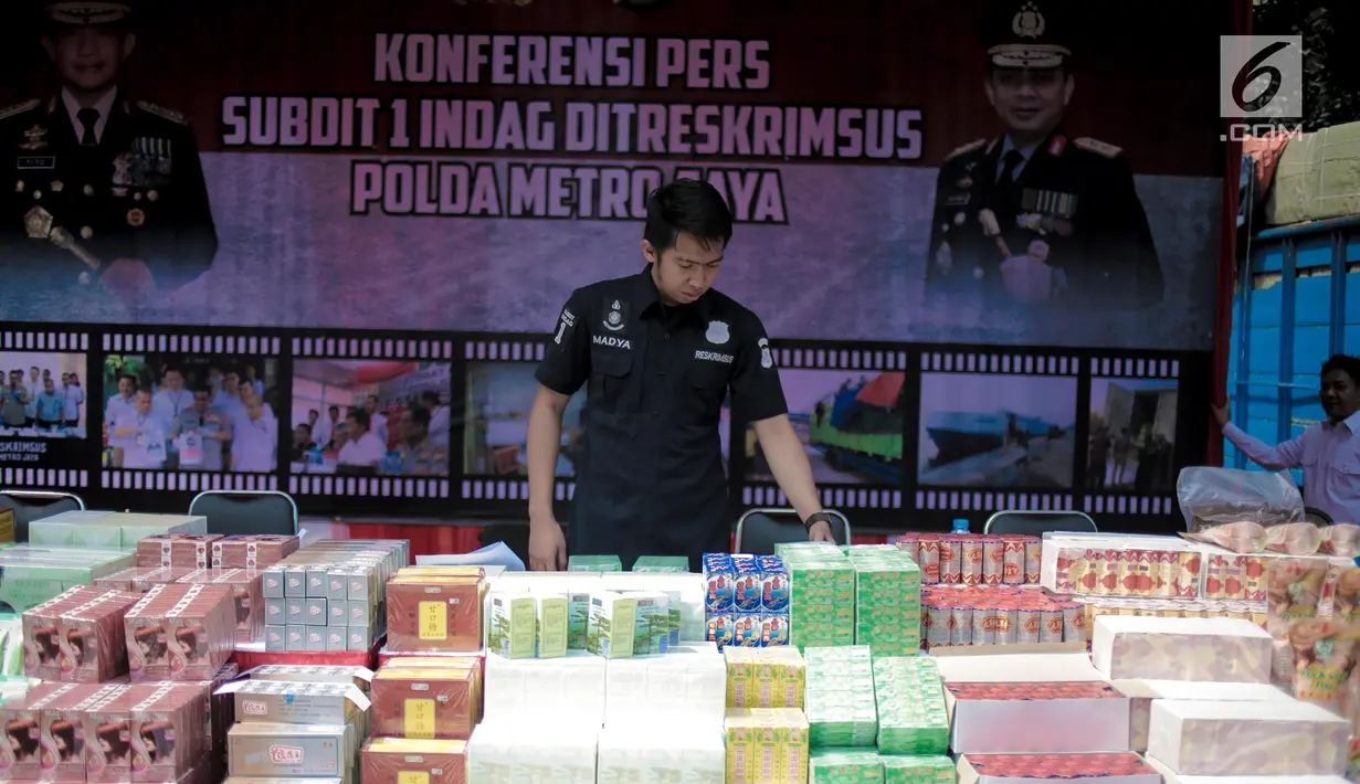 FOTO: Polisi Tangkap 4 Tersangka Kasus Penyelundupan Barang Ilegal - Foto Liputan6.com