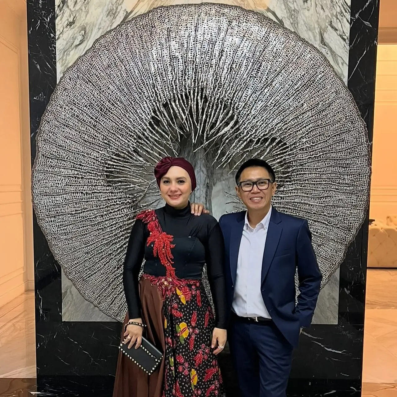 Potret Viona Istri Eko Patrio saat Pakai Batik dan Hijab Turban ...