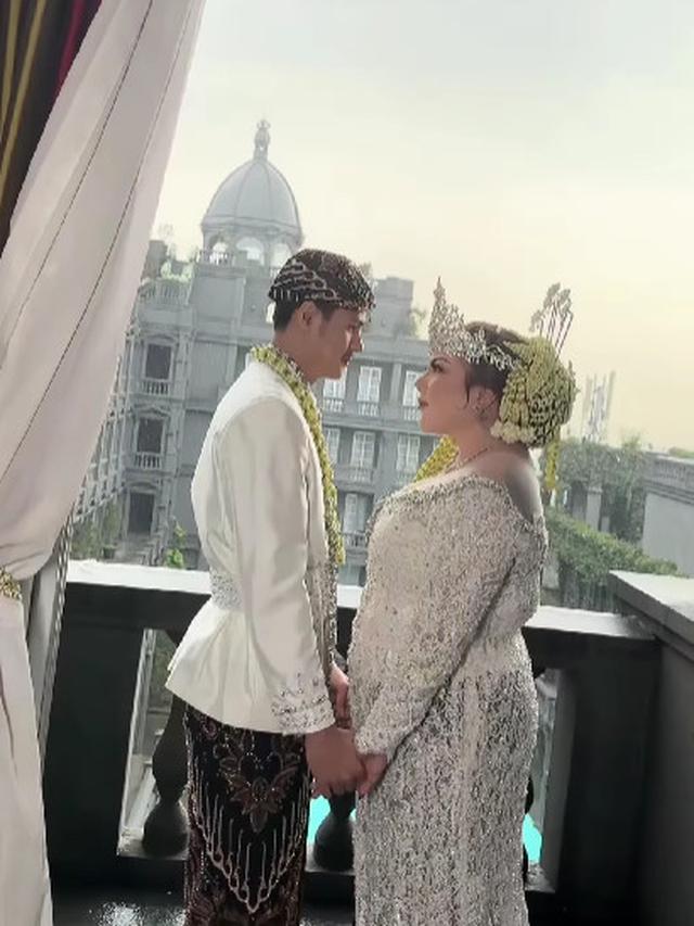 6 Potret Lisa Mariana Pakai Baju Pengantin Sunda, Tampil Serasi dengan ...