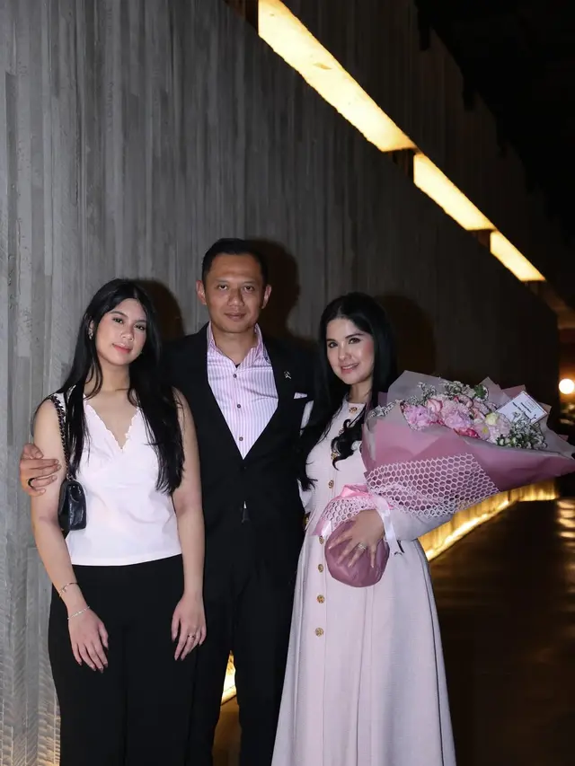 6 Gaya Annisa Pohan Pakai Midi Dress Soft Pink di Ultah Pernikahan ke ...