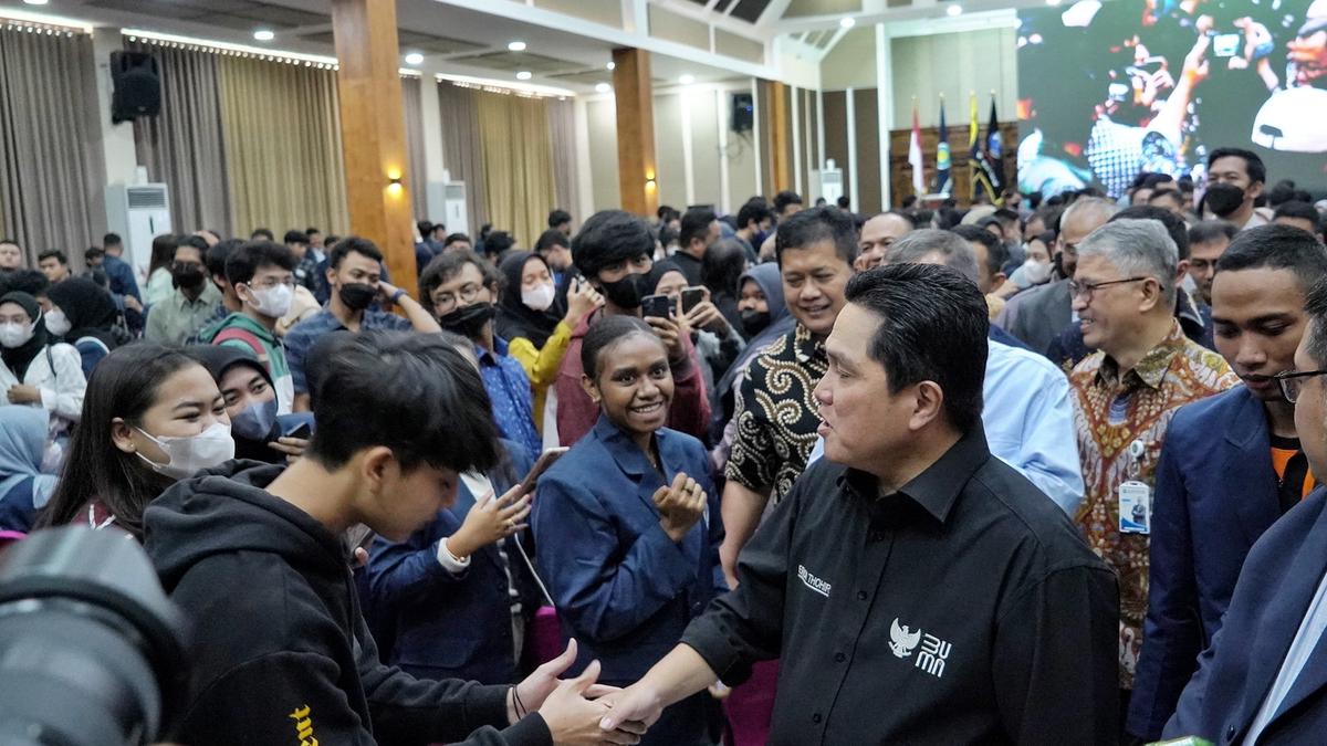 Ribuan Mahasiswa Antusias Sambut Erick Thohir Sambangi UBL Jakarta ...