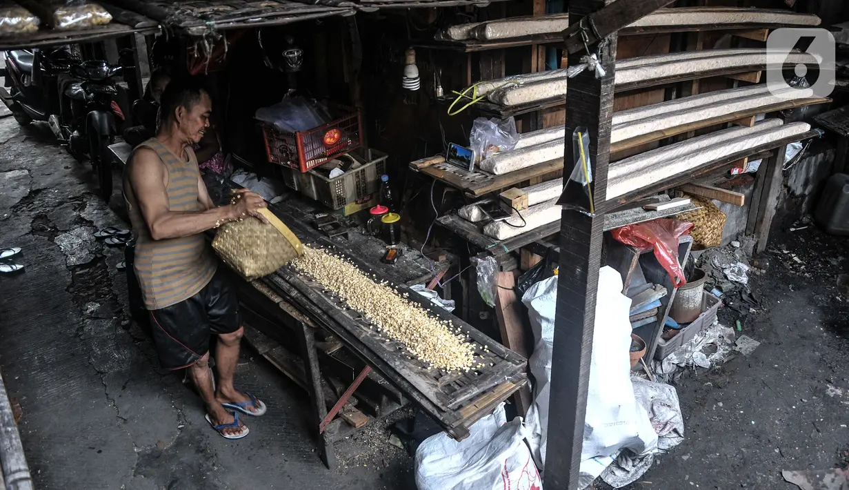 FOTO: Produksi Tempe di Industri Rumahan Tanjung Priok - Foto Liputan6.com