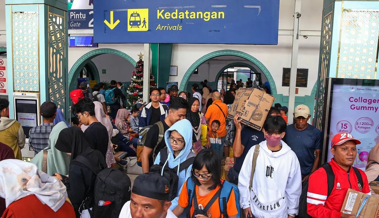 Libur Nataru 2024/2025 Usai, Seperti Ini Suasana Arus Balik di Stasiun Pasar Senen - Foto ...