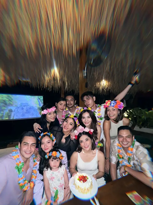 7 Potret Ulang Tahun Eva Anindita ke-39, Rayakan Bareng Sahabat di Bali - Hot Liputan6.com