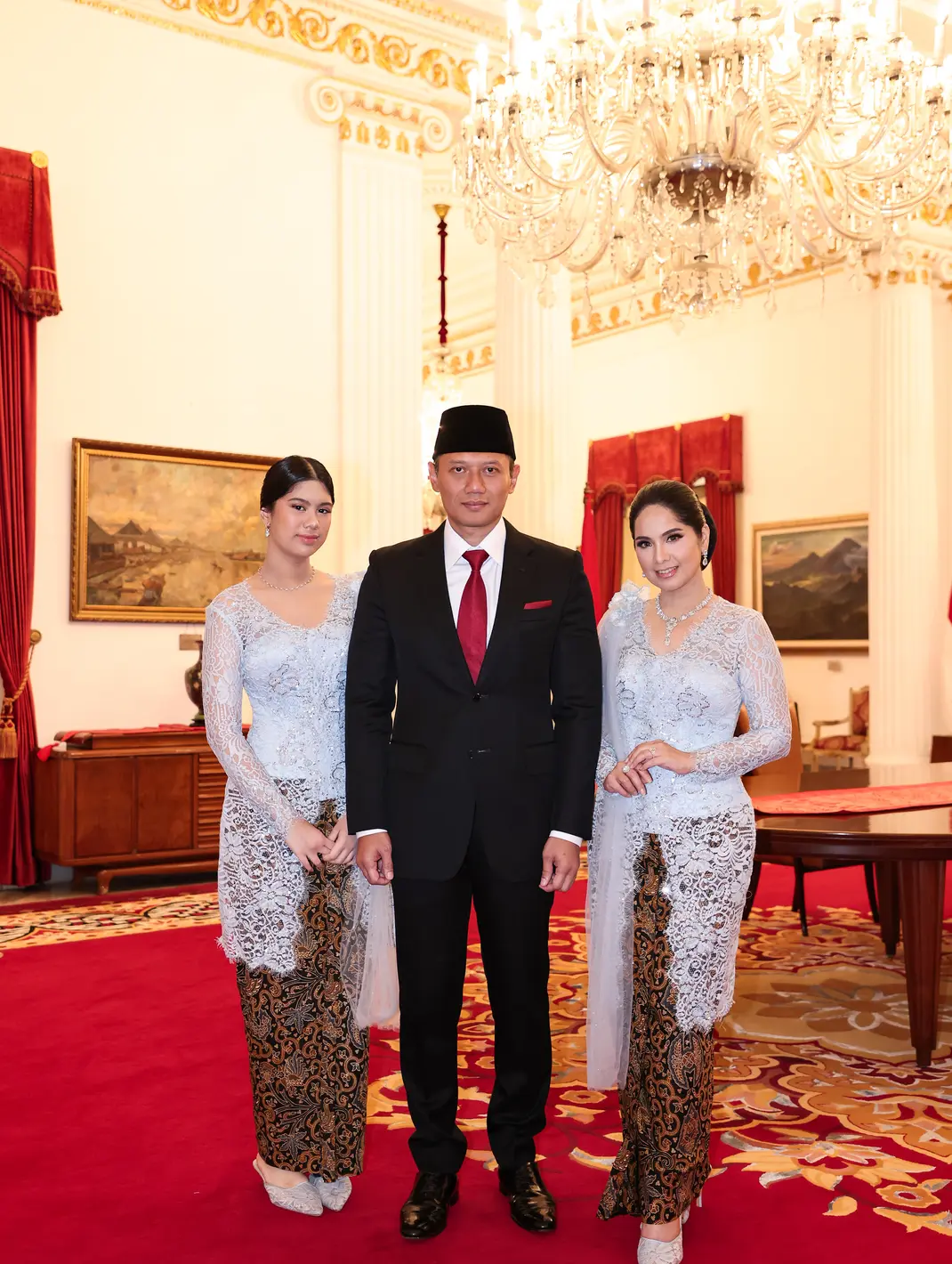 6 Gaya Kembar Annisa Pohan dan Almira Pakai Kebaya Berwarna Baby Blue, Setia Dampingi AHY ...