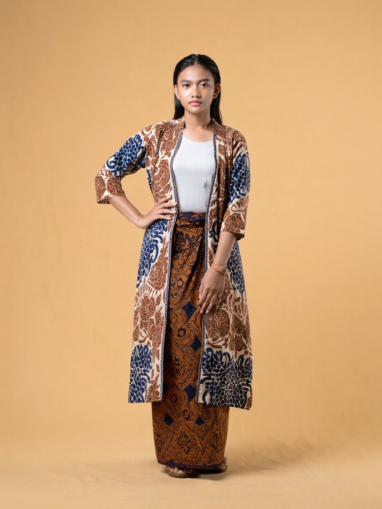 11 Model Baju Batik Wanita Modern 2025, Tetap Modis di Tengah Tren ...