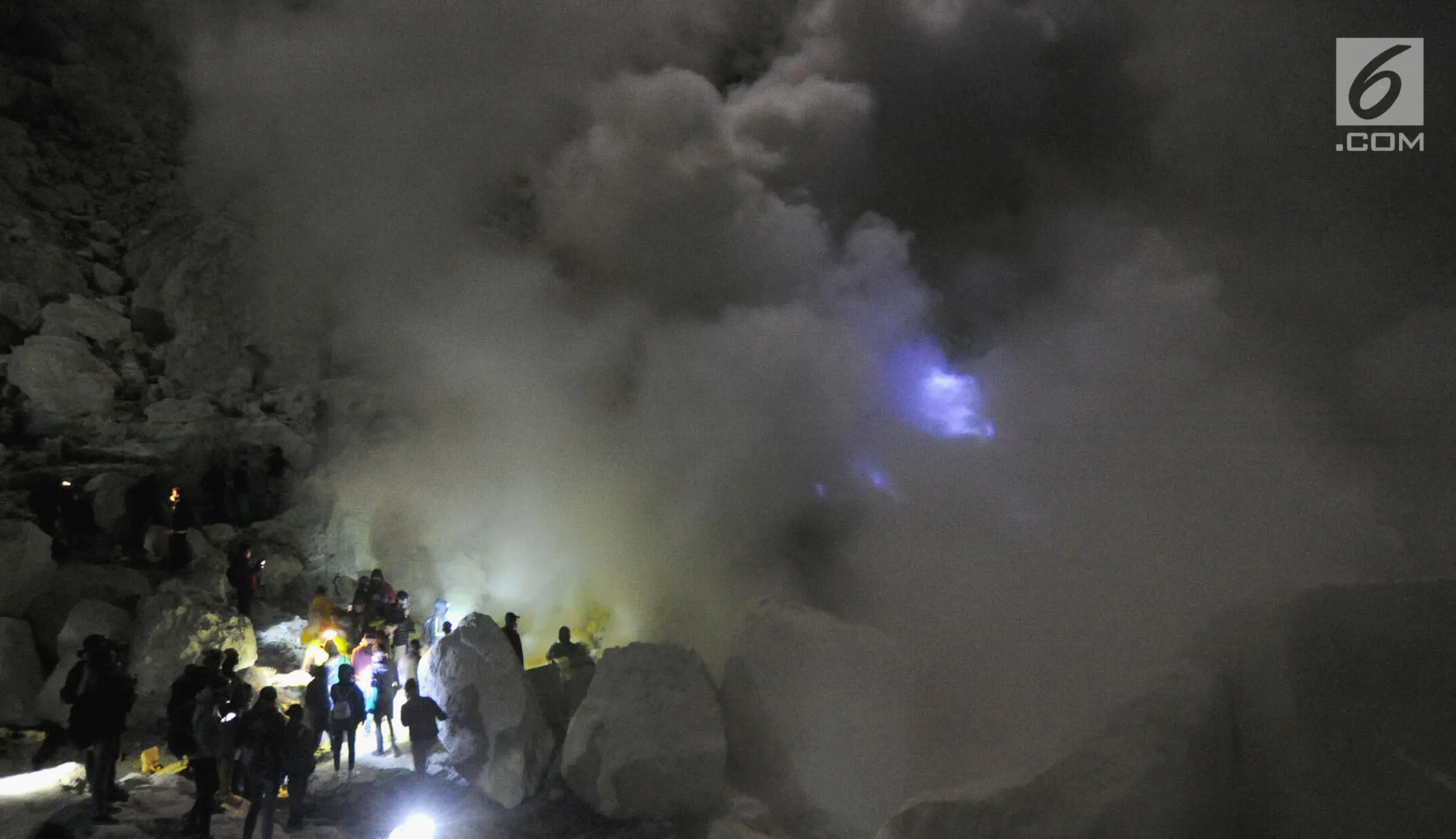 FOTO: Fenomena Alam Blue Fire Jadi Daya Tarik Wisatawan - Foto Liputan6.com