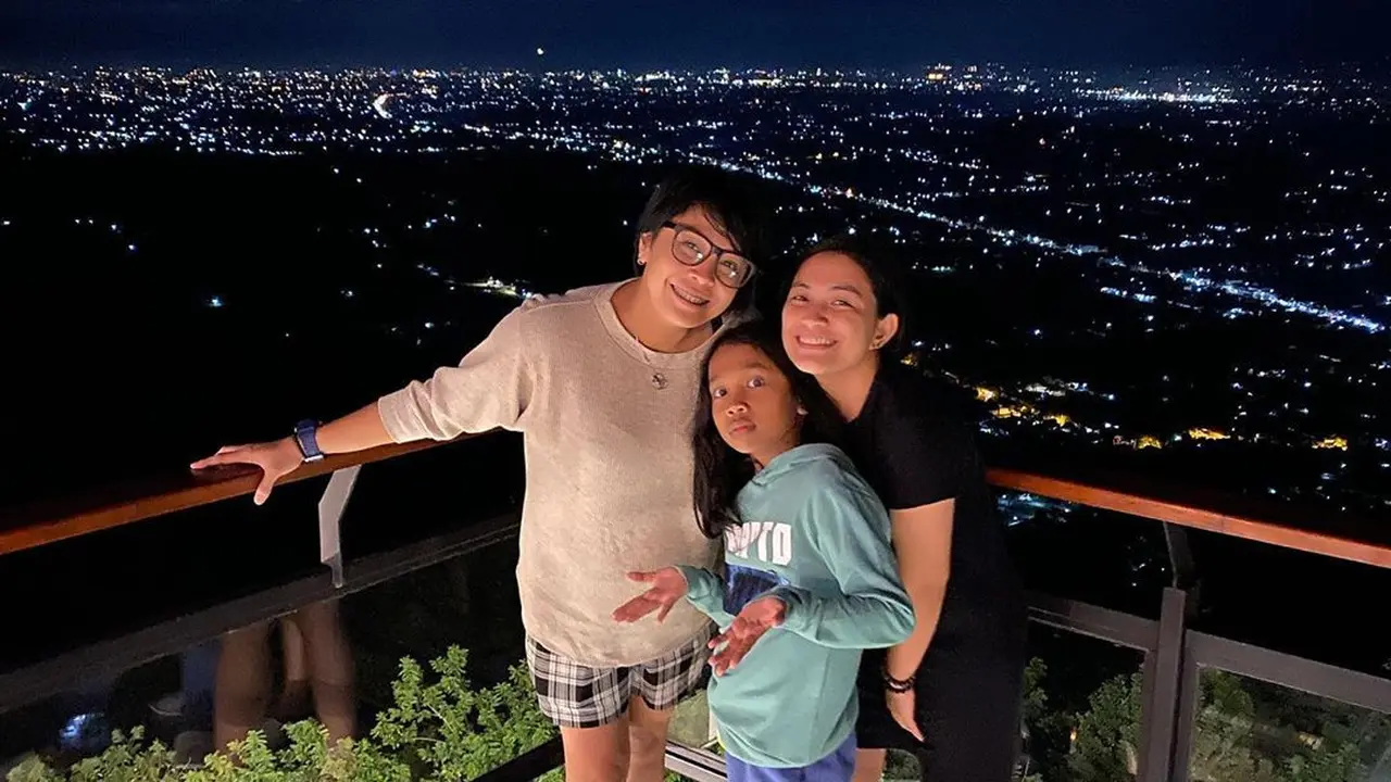 Poligami, Ini 7 Potret Harmonis Erix Soekamti dengan Kedua Istrinya ...