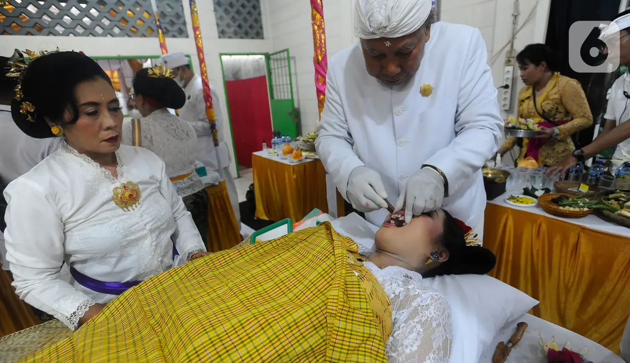 Tradisi Mepandes, Potong Gigi Massal Diikuti Puluhan Umat Hindu - Foto ...
