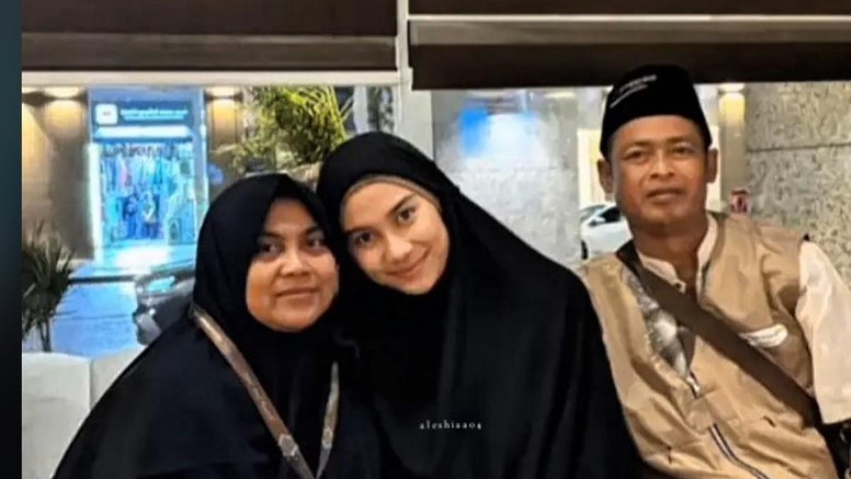 Azizah Salsha Foto Bareng Mertua Saat Umrah, Wajah Ayah Pratama Arhan ...