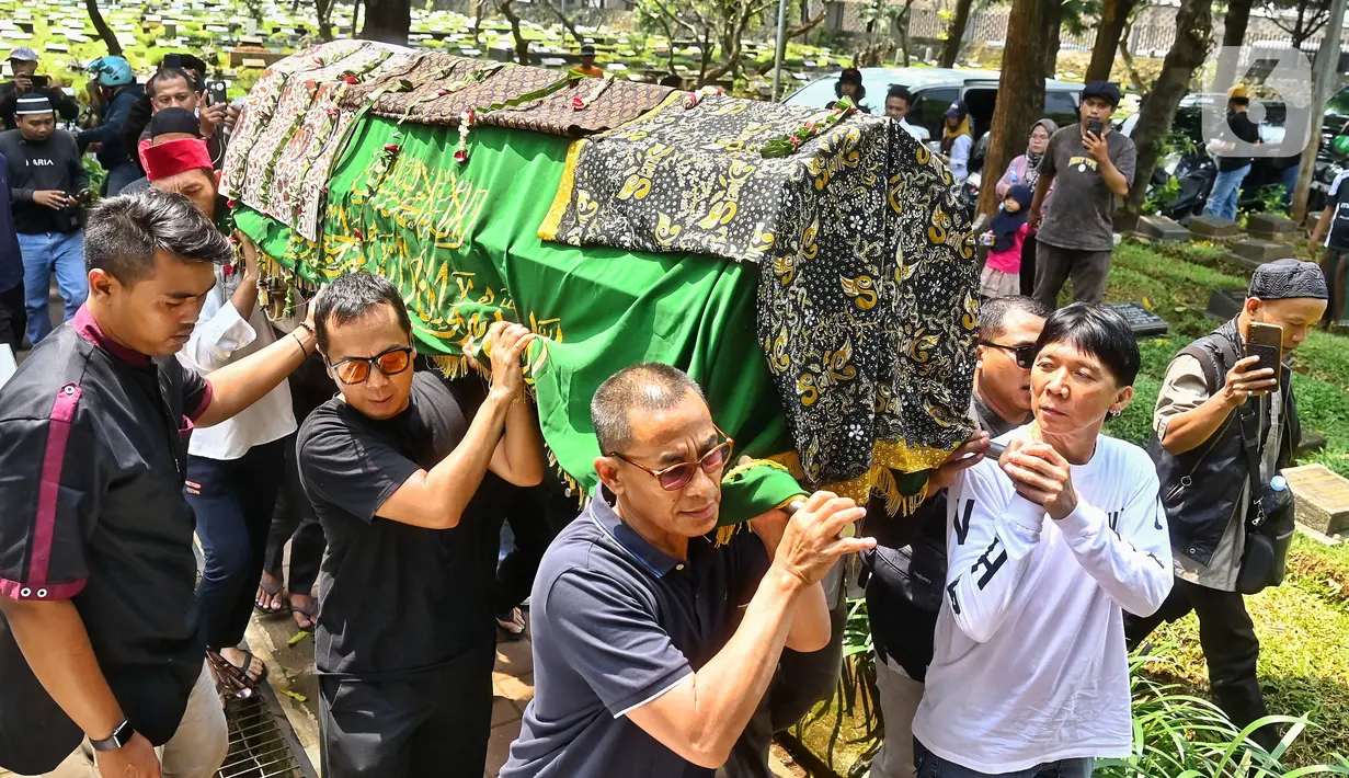 Ketegaran Personel Slank Antar Bunda Iffet ke Peristirahatan Terakhir ...