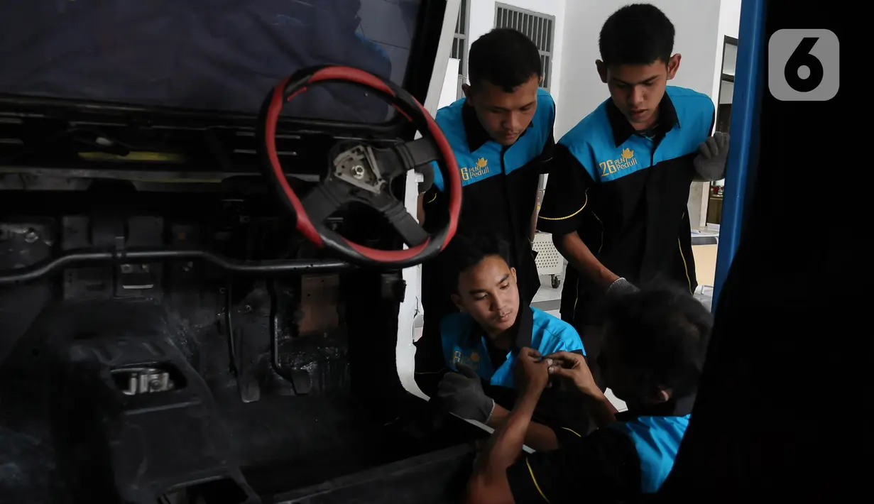 Pelajar SMKN 26 Jakarta Mengkonversi Mobil Listrik - Foto Liputan6.com