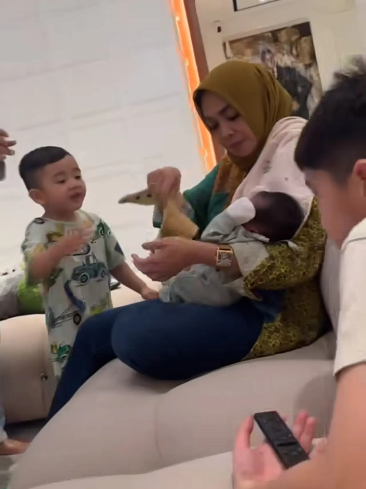 7 Potret Rieta Amilia Gendong Lily Anak Adopsi Raffi dan Nagita, Cucu Baru - Hot Liputan6.com