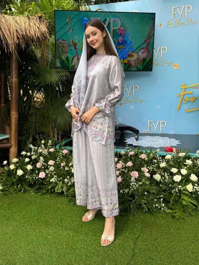 7 Potret Vika Pakai Kerudung, Billy Syahputra Ajari Pacar Bule Agama ...