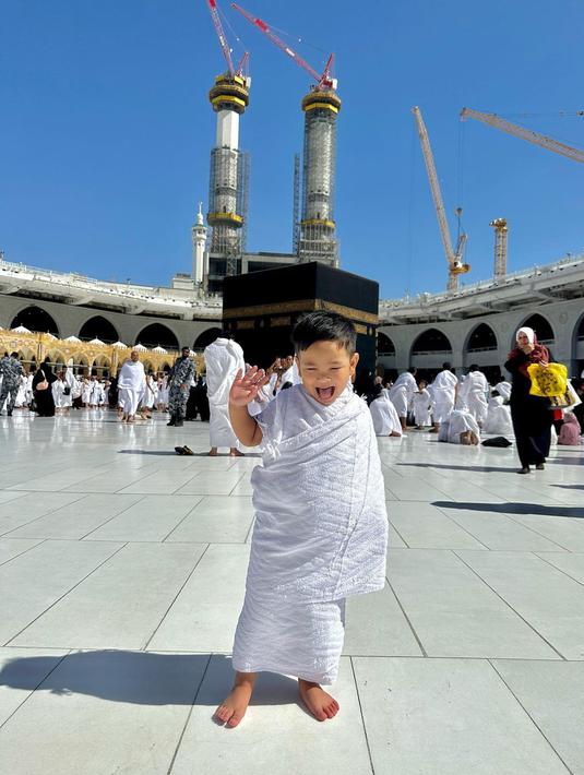 Lucu dan Menggemaskan, Potret Gala Sky Kenakan Baju Ihram dan Tawaf ...