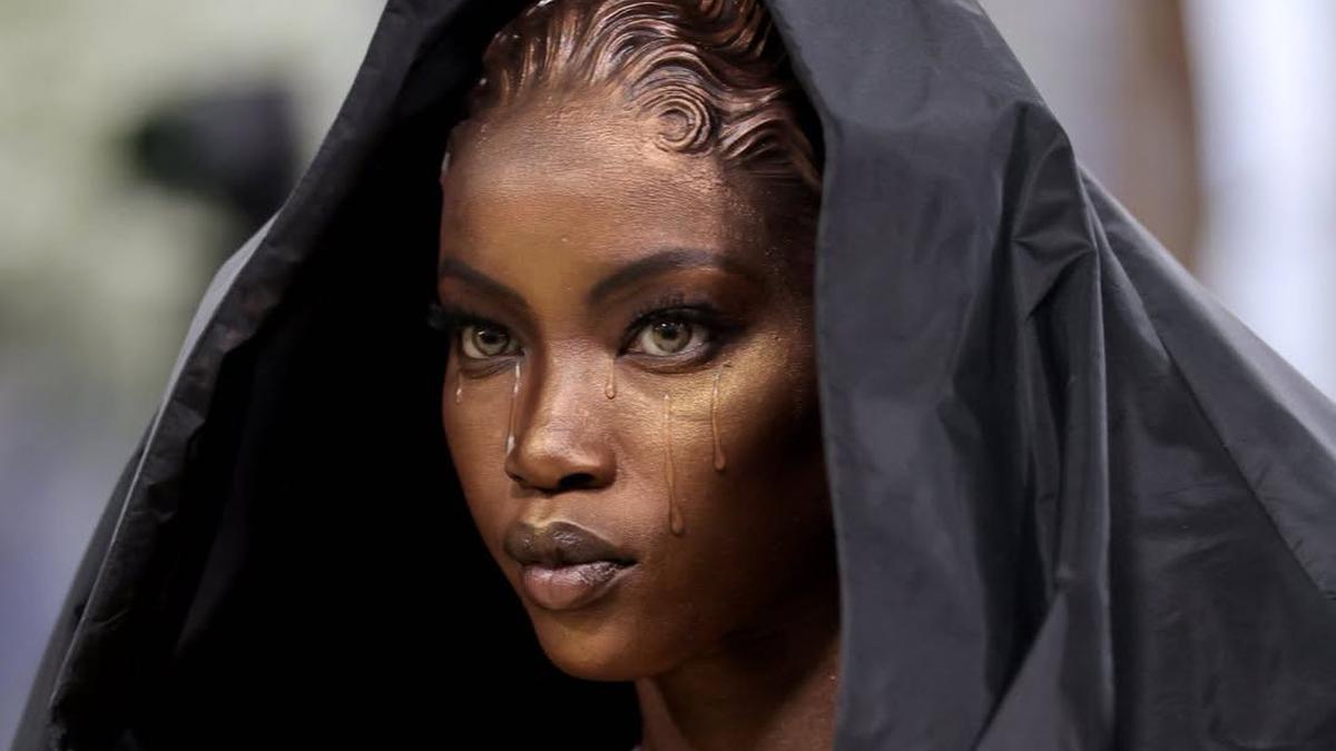 Terinspirasi Black Madonna, Anok Yai Tampil Dramatis Bak Patung ...