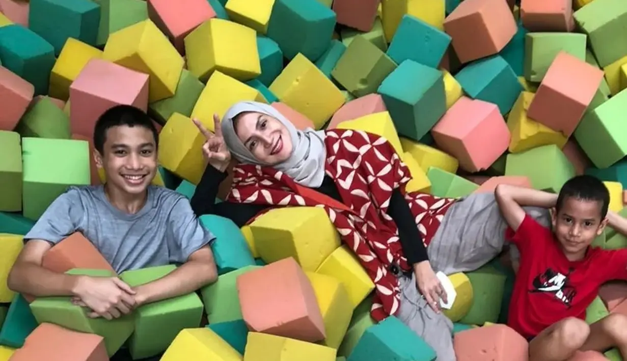 Penampilan Wanda Hamidah yang Kini Berhijab, Bikin Pangling Banget ...