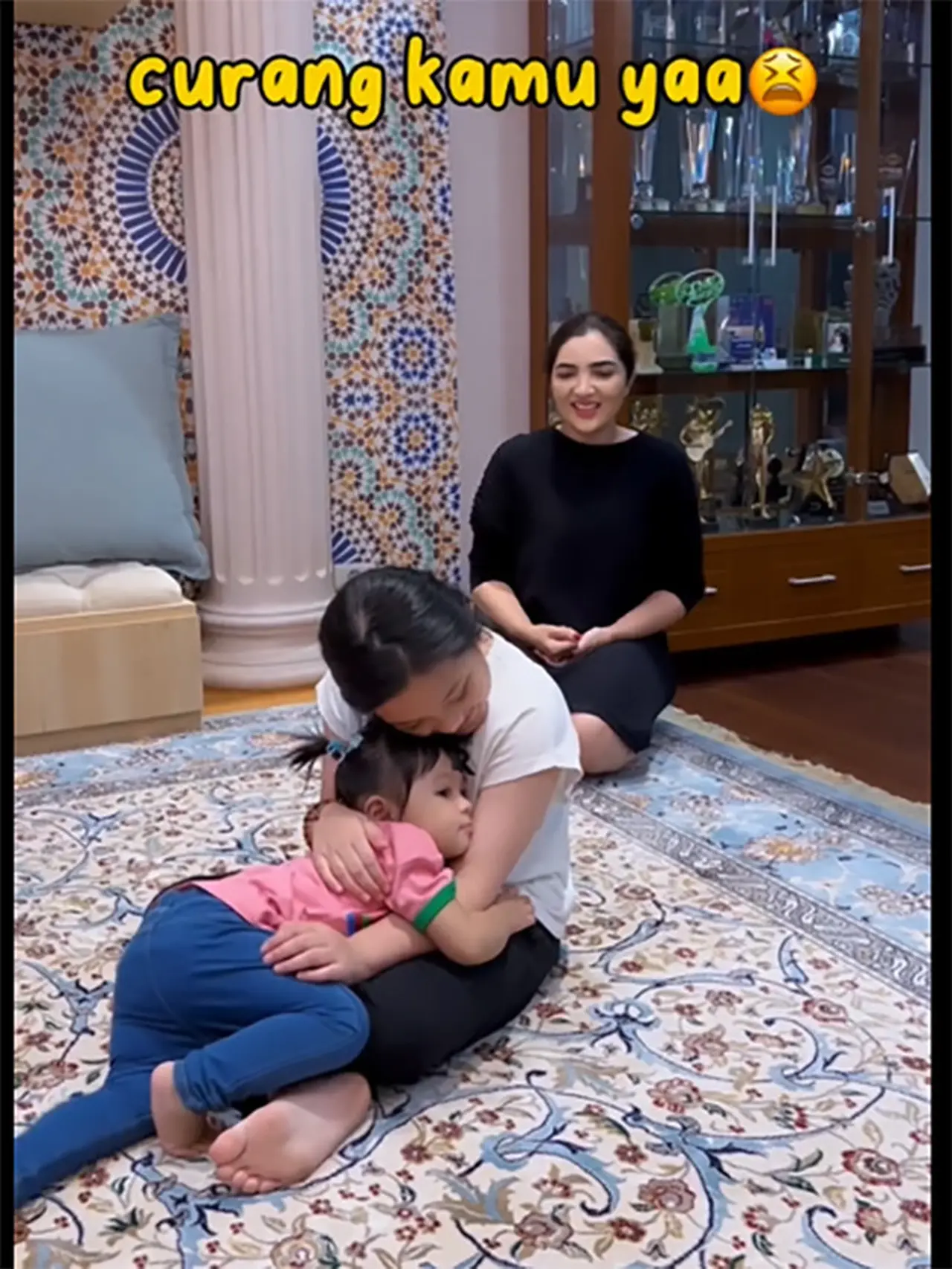Potret Kedekatan Arsy Hermansyah dengan Baby Ameena, Ngemong Banget ...