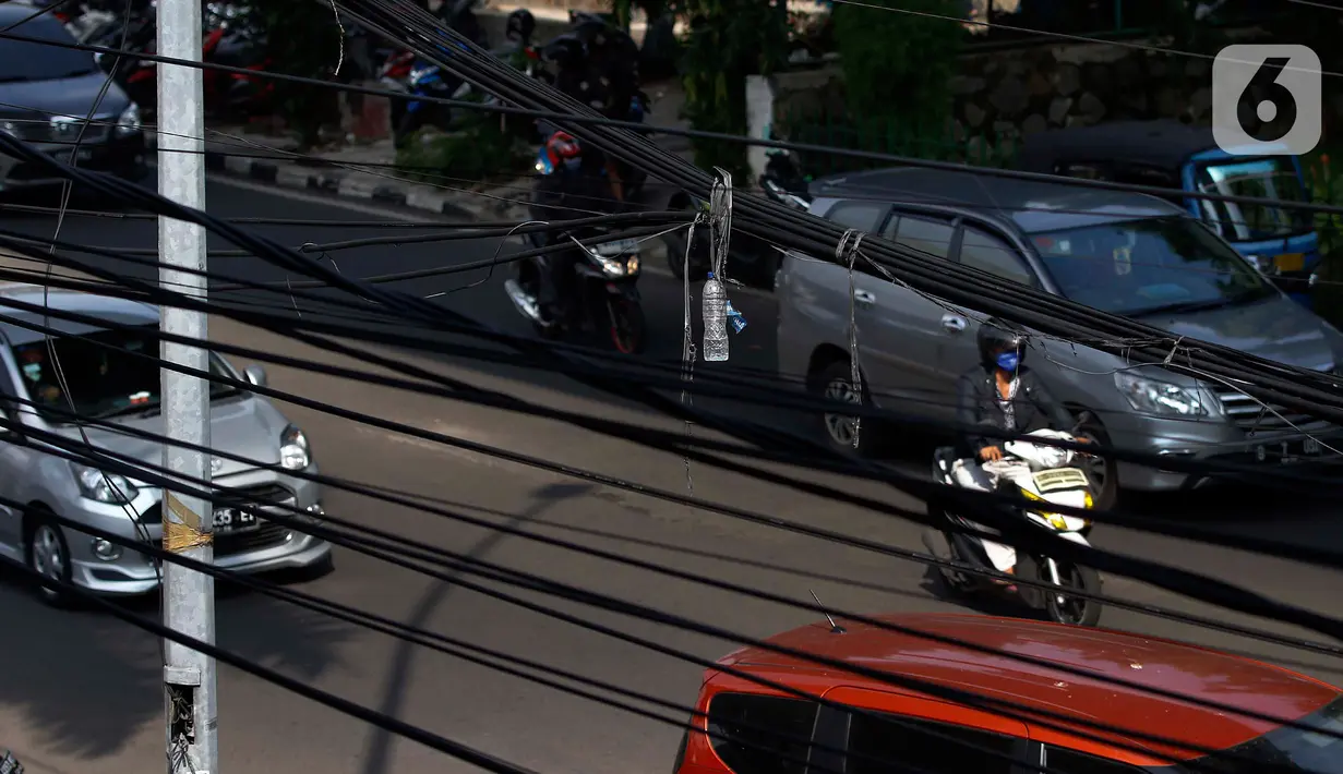 FOTO: Kabel Kusut Jadi Pemandangan di Ibu Kota - Foto Liputan6.com